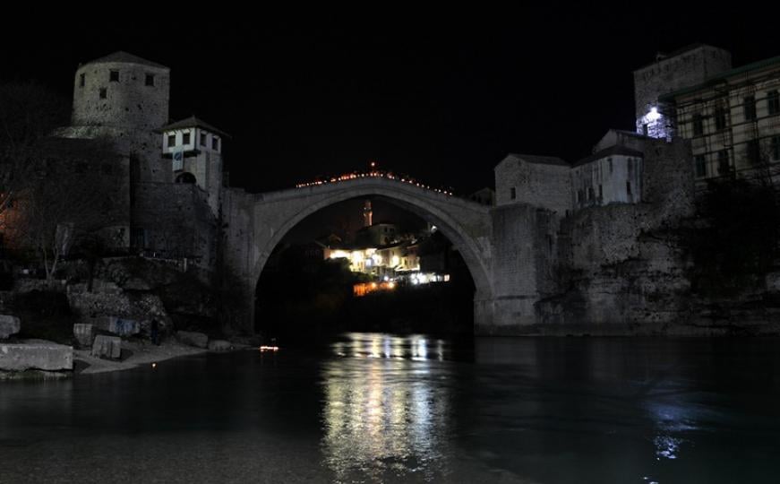 Stari most u Mostaru utonuo u mrak za spas planete Zemlje (FOTO ...