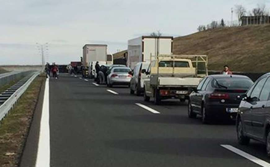 Na autoputu se prevrnuo kamion, saobraćaj obustavljen - Radiosarajevo.ba