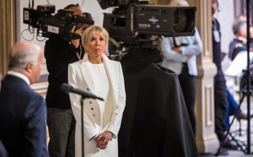 Čitač usana otkrio šta je supruga kazala Macronu prije guranja: Riječi ...