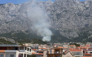 Vatrena stihija pod kontrolom: Požar kod Makarske gasi 90 vatrogasaca, sudjelovala i dva kanadera