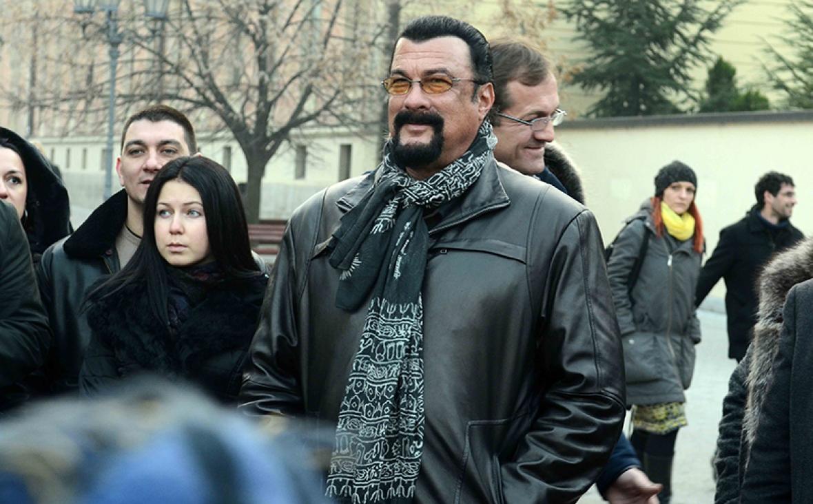 Regina Simons /Steven Seagal optužen za silovanje tinejdžerice / Radio ...