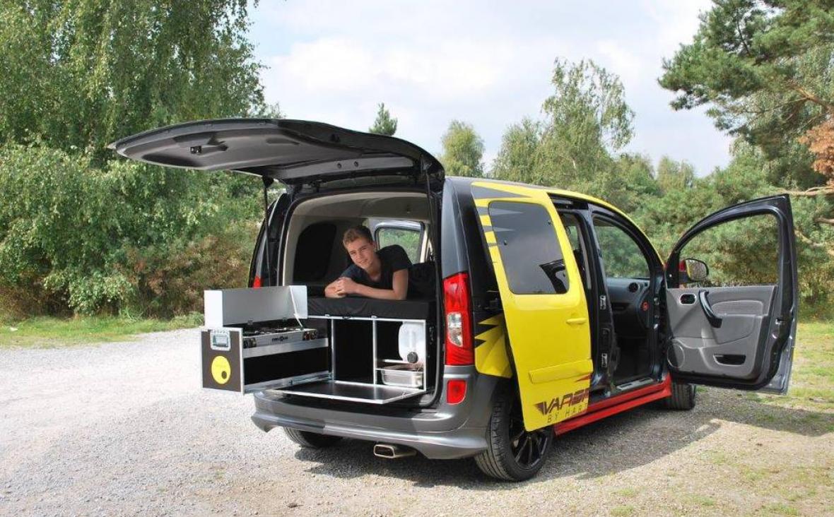 Pogledajte kako se putnički automobil pretvara u mini-kamper za 60 ...