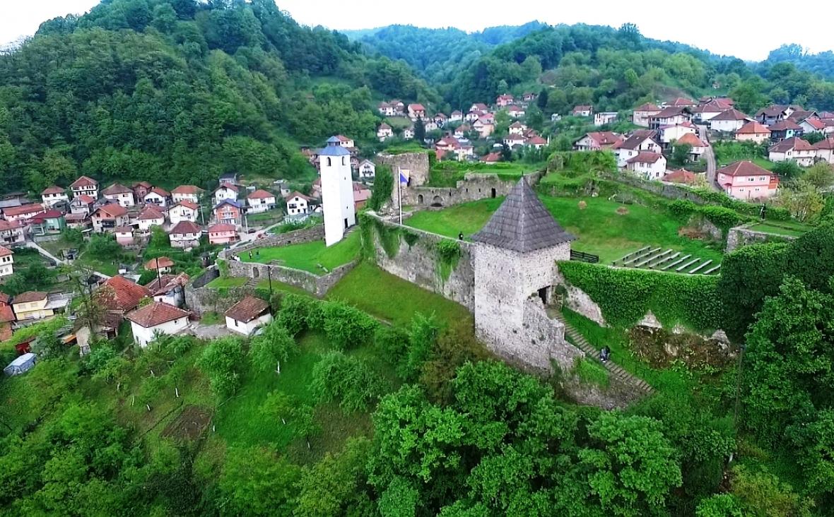 Pogled odozgo /Maglajska tvrđava i džamija Kuršumlija - vrijedni ...
