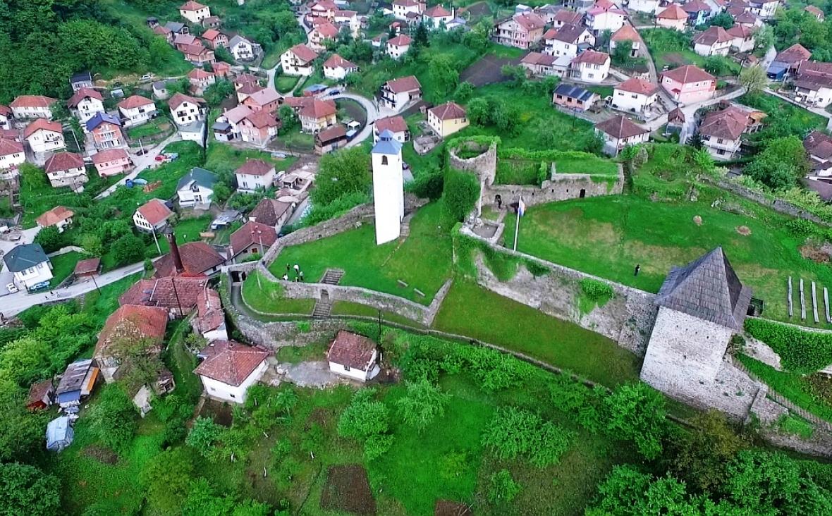 Pogled odozgo /Maglajska tvrđava i džamija Kuršumlija - vrijedni ...