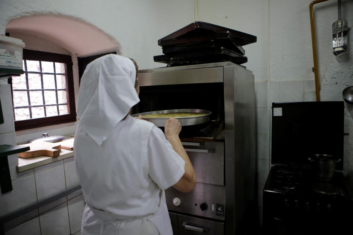 BiH /Tetka Zilha: Mislila sam da će Narodna kuhinja prestati s radom završetkom rata / Radio ...