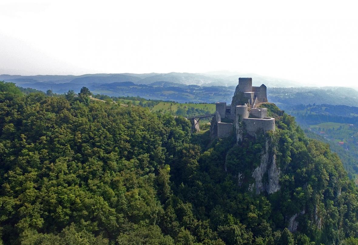 Ponosni čuvar doline /Vodimo vas u bajkoviti kameni grad Srebrenik ...