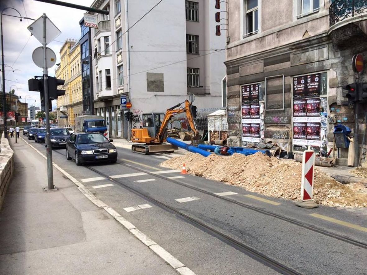 KS /Poplavljena Titova ulica: Pukla vodovodna cijev u centru Sarajeva ...