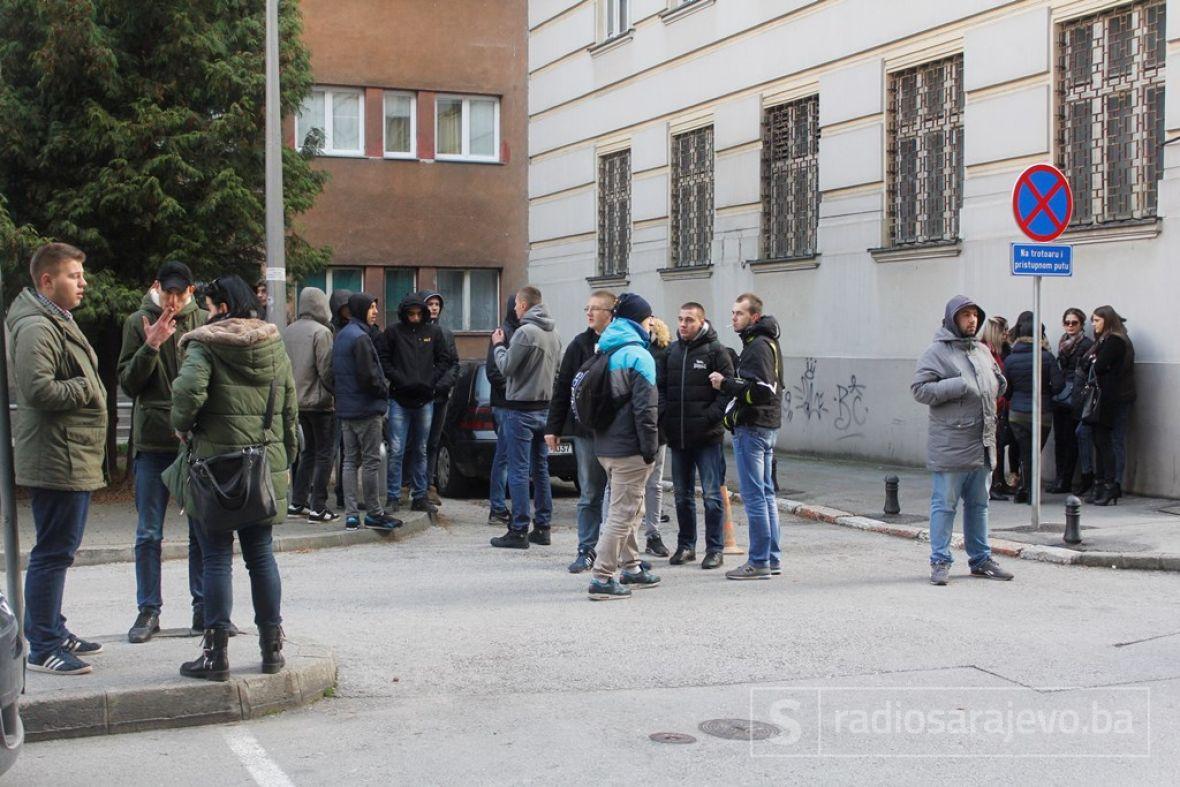 Protest /Manijaci čekaju presudu za ubistvo Mirze Raščića: Ovo je ...