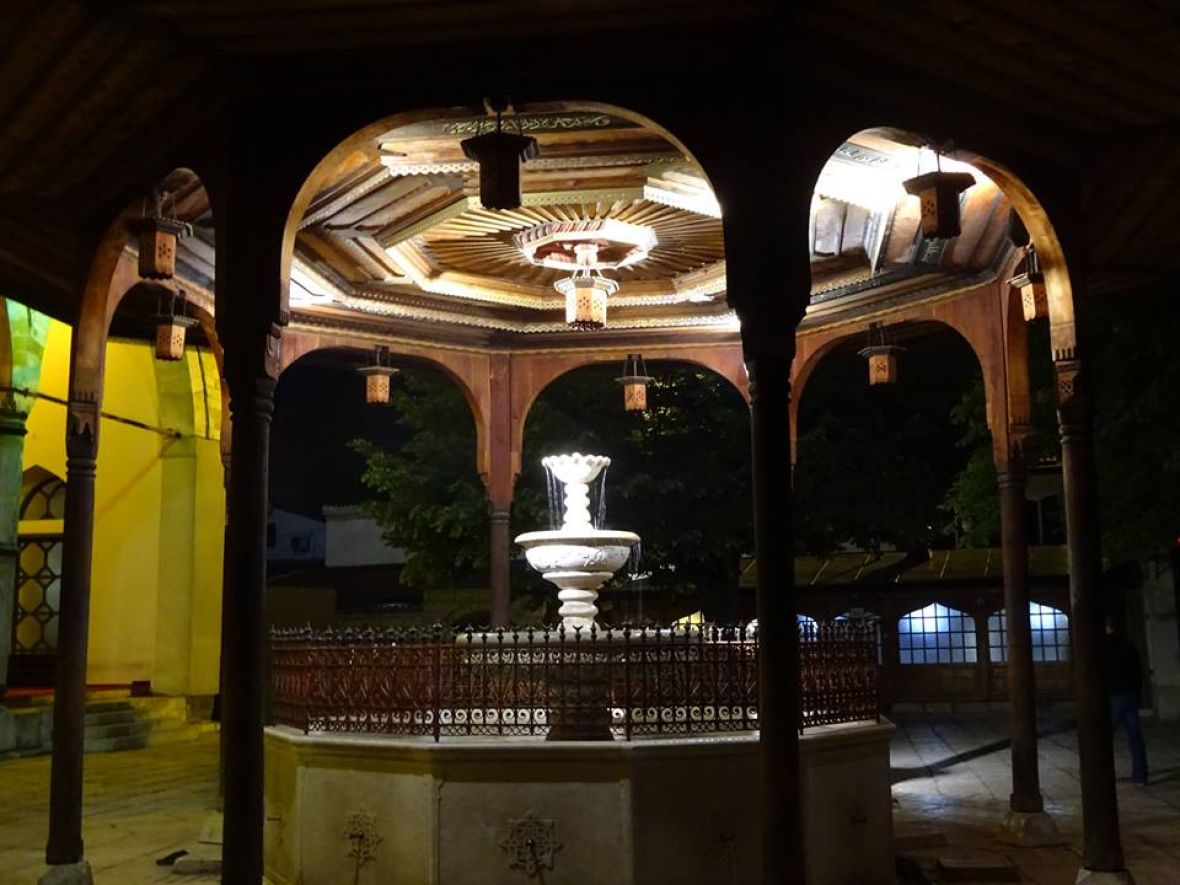 Foto /Šadrvani i majske ruže: Mala noćna šetnja kroz Sarajevo / Radio ...