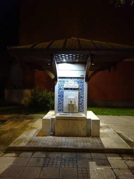 Foto /Šadrvani i majske ruže: Mala noćna šetnja kroz Sarajevo / Radio ...