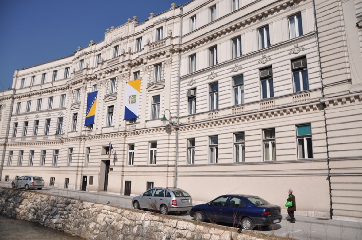 Sarajevo /"Hljeb i mlijeko": Općina Centar sa po 50 KM svaki mjesec pomaže 450 građana / Radio ...