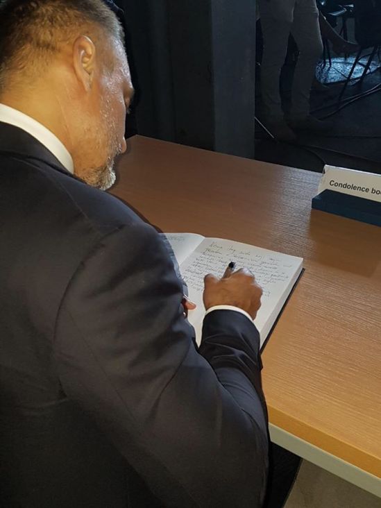 Nakon odavanja počasti /Čedomir Jovanović se upisao u Knjigu žalosti u ...