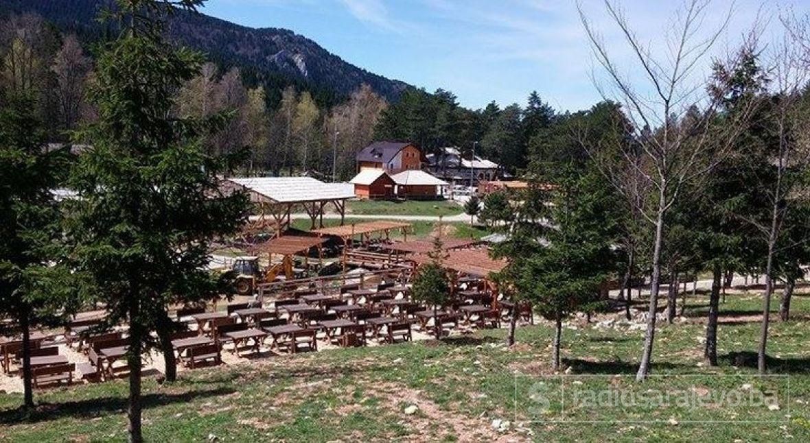 Trebević /Požar u restoranu Brus, vatrogasci se bore s velikom vatrom ...