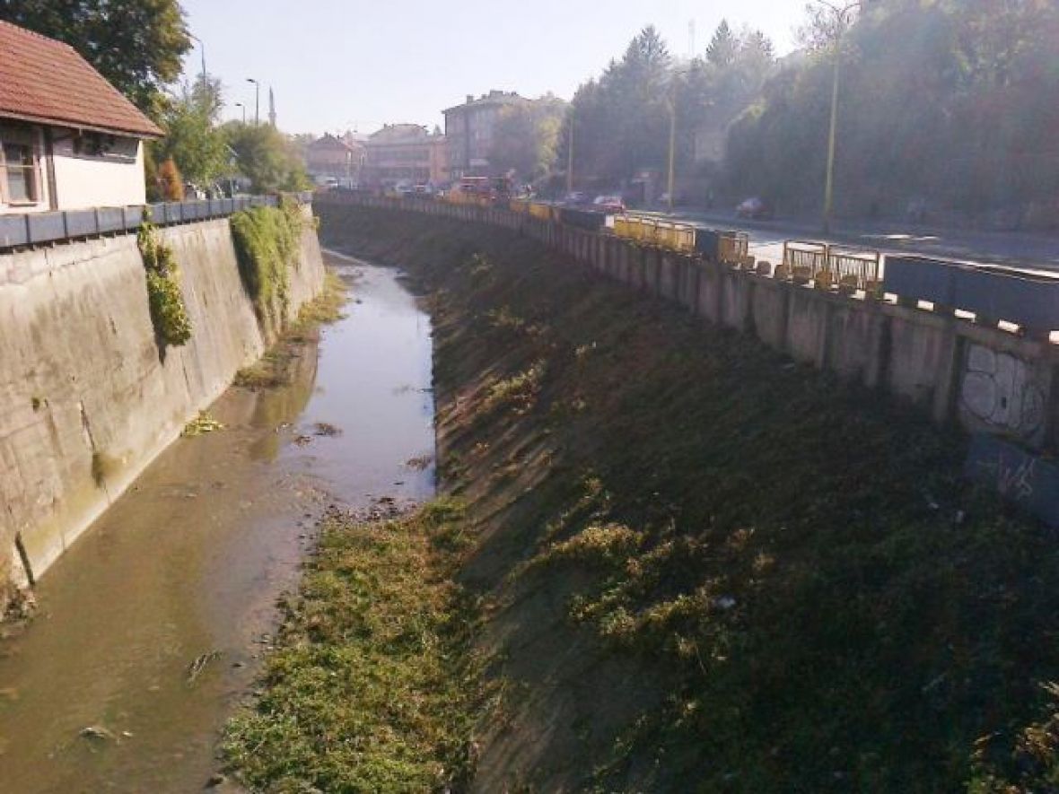Tuzla /U koritu rijeke Jale pronađena ženska osoba s teškim tjelesnim ...