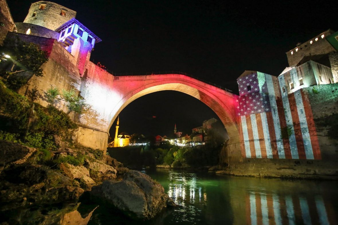 Spomenik mira /Stari most u Mostaru večeras u bojama američke zastave ...
