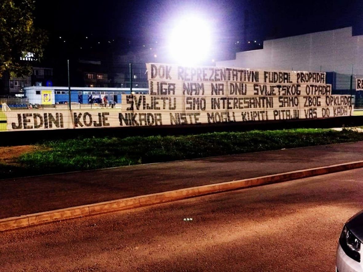 Jasno i oštro /Parolama na Grbavici, Manijaci poslali poruku Zmajevima ...