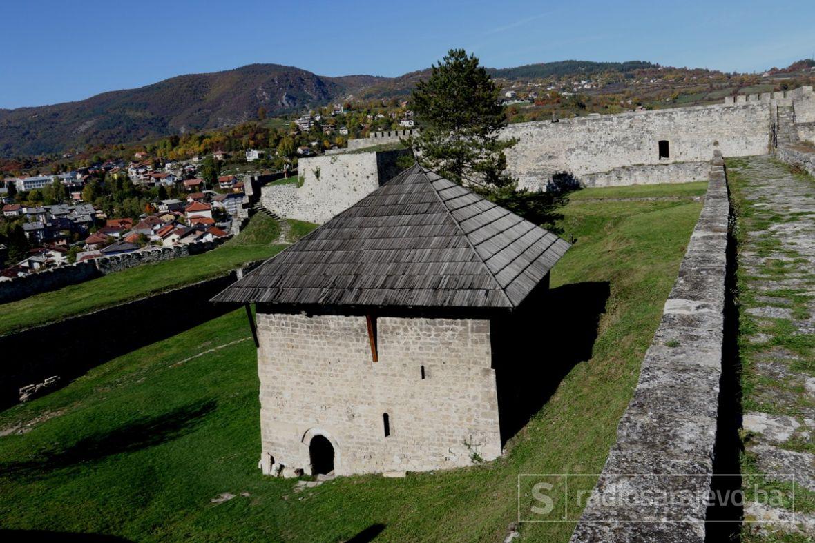 Bosanska Venecija /Brižno očuvani bedemi neosvojivog kraljevskog grada ...
