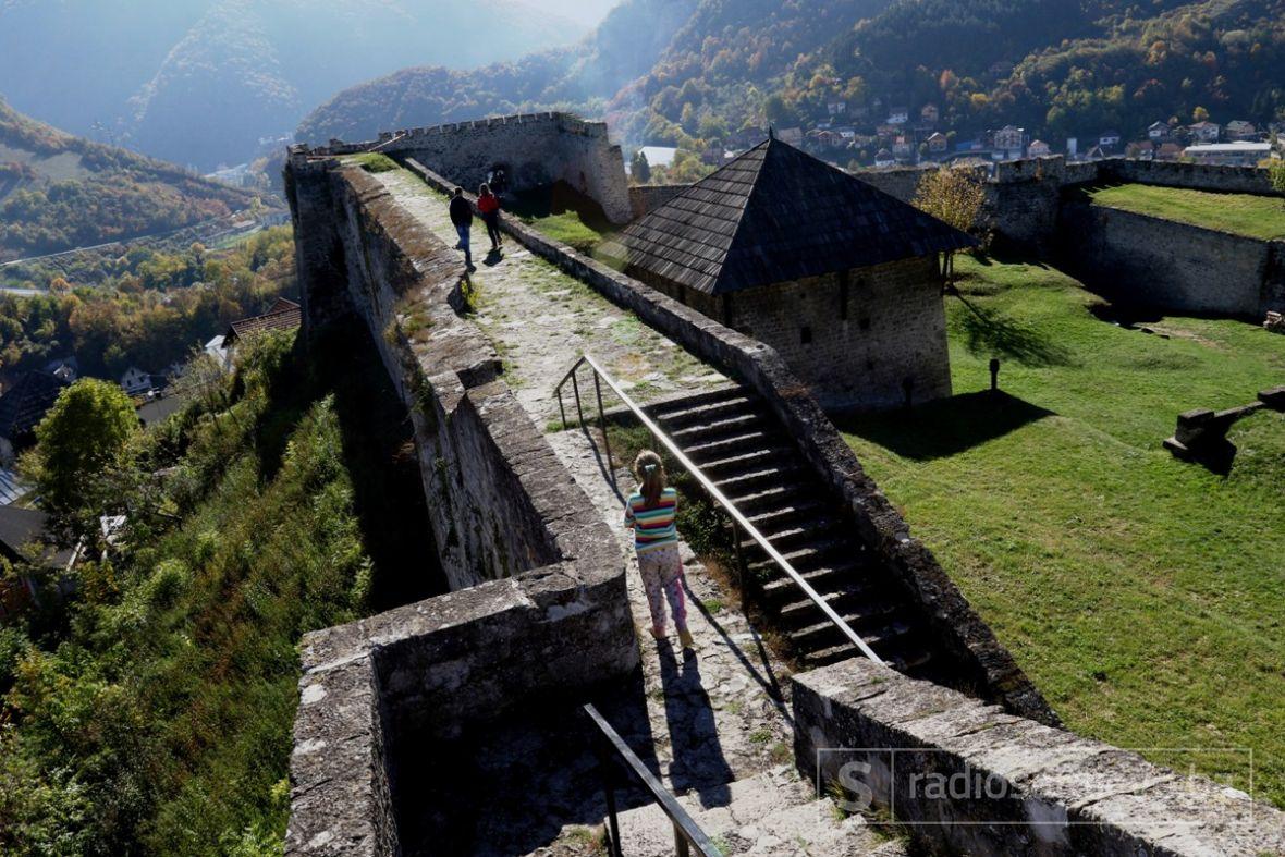 Bosanska Venecija /Brižno očuvani bedemi neosvojivog kraljevskog grada ...