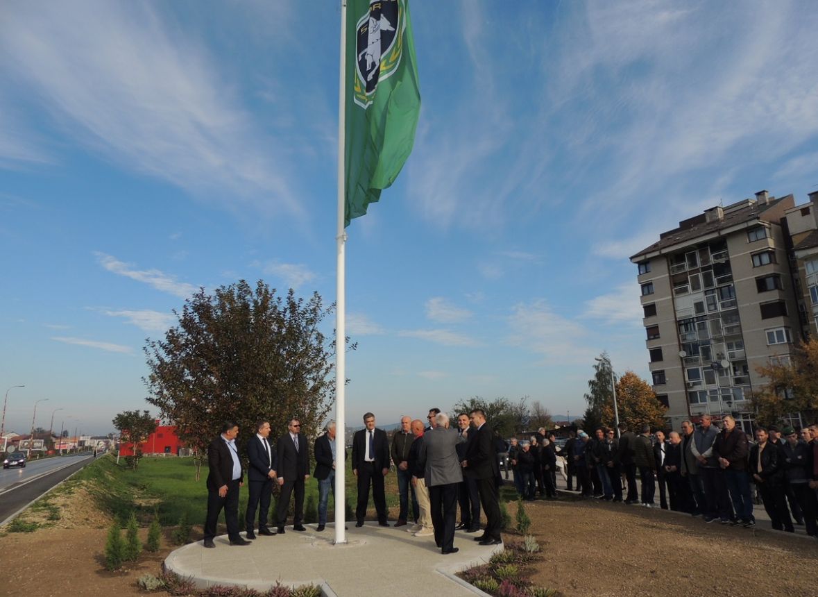 25. godišnjica /Zastava 5. Korpusa ARBiH podignuta na ulazu u Bihać ...
