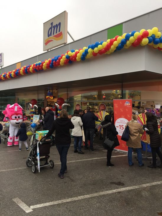 Otvorenje /Novi izgled dm prodavnice u sarajevskom naselju Stup / Radio ...