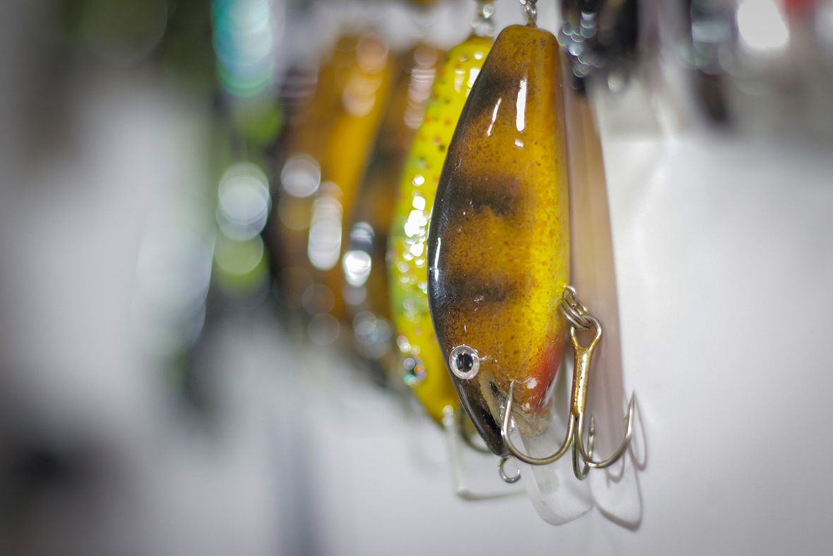 BiH /Aleksandar Miljković iz Banje Luke pravi mamce za ribolov i lovi ...