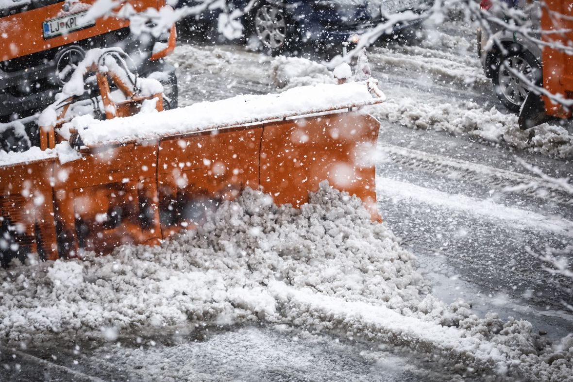 Nevrijeme /Jake sniježne padavine uzrokovale probleme u Sloveniji ...