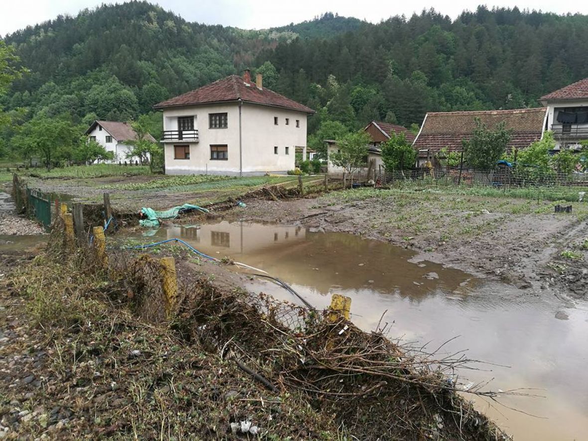 Stanje prirodne nesreće /Potresni prizori: Stanje u Maglaju nakon ...