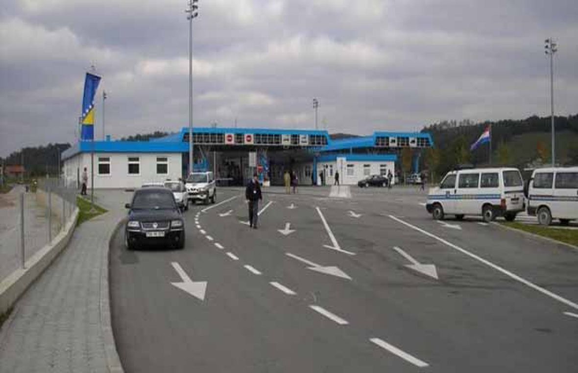 Maljevac /Drama na graničnom prelazu BiH: Migranti legli na cestu ...