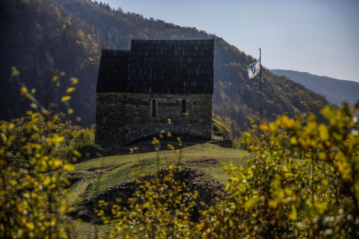 Nacionalni spomenik /Kraljevski grad Bobovac posjećuju turisti od ...