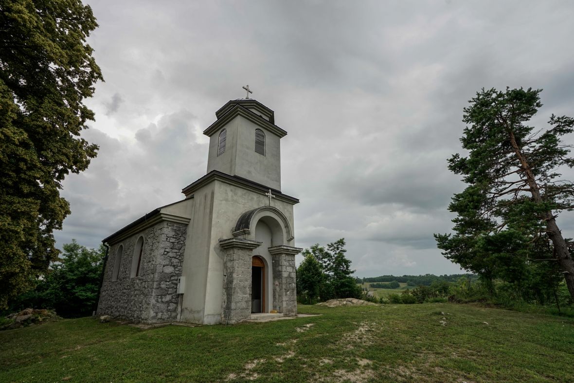Primjer suživota /Pravoslavni hram u Cazinu obnavlja i čuva muslimanska ...