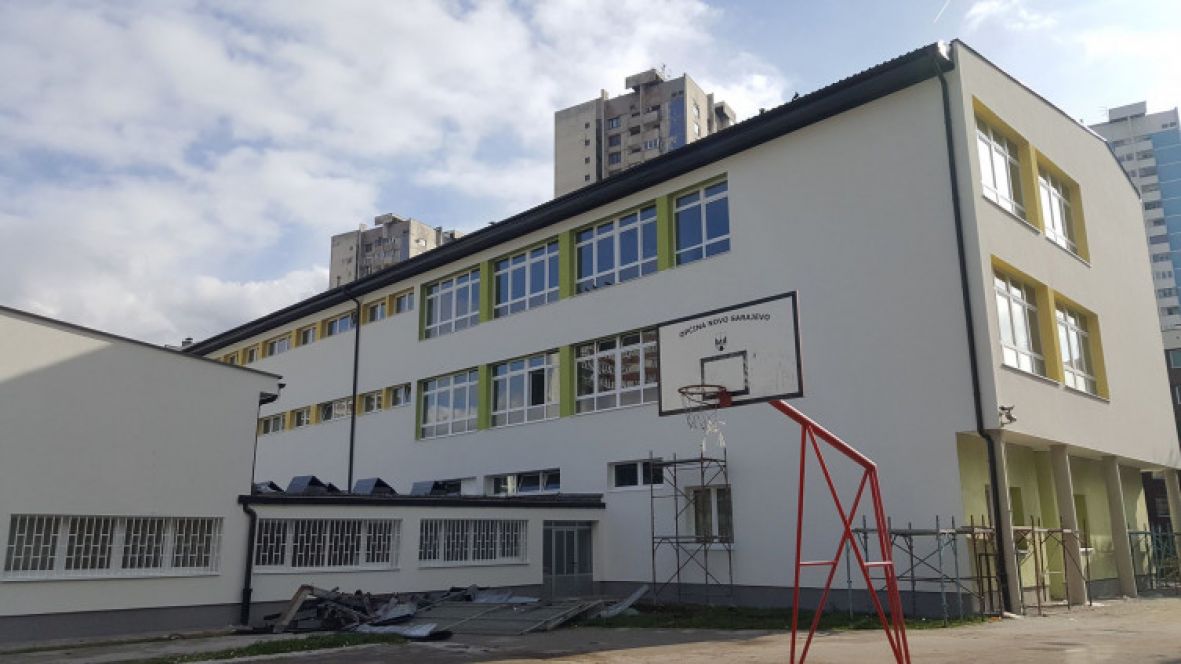 Incident /Direktor OŠ Hrasno zaključao se u školu i ne želi izvršiti ...