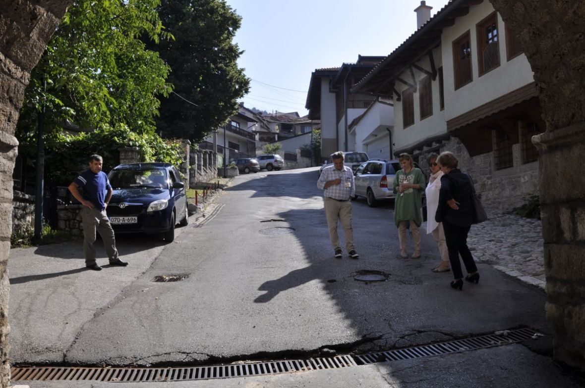 Ko je kriv /Dijelovi ulica Vratnik mejdan i Širokac u katastrofalnom ...