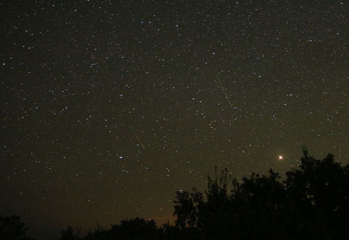 Nebo /Pred nama je pljusak zvijezda padalica: Zamislite želju i ...