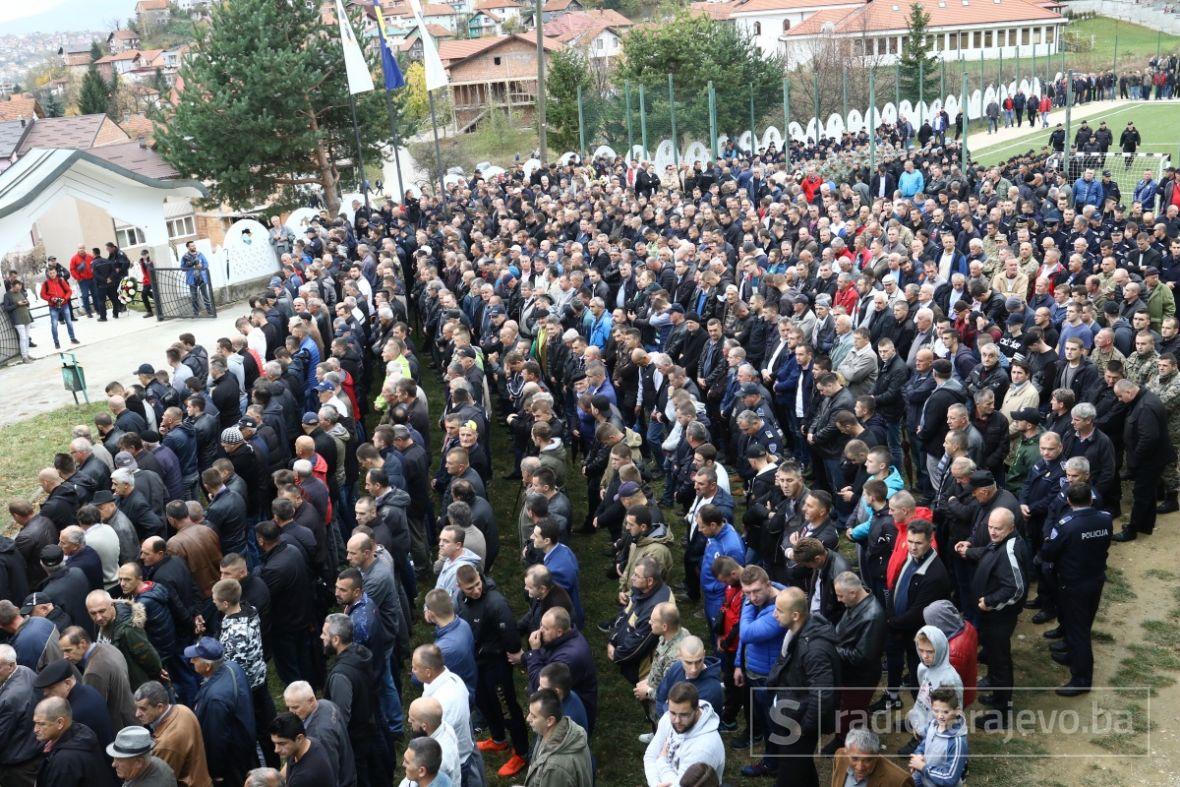 Sarajevo /Na Mezarju Buča Potok klanjana dženaza Adisu Šehoviću / Radio ...
