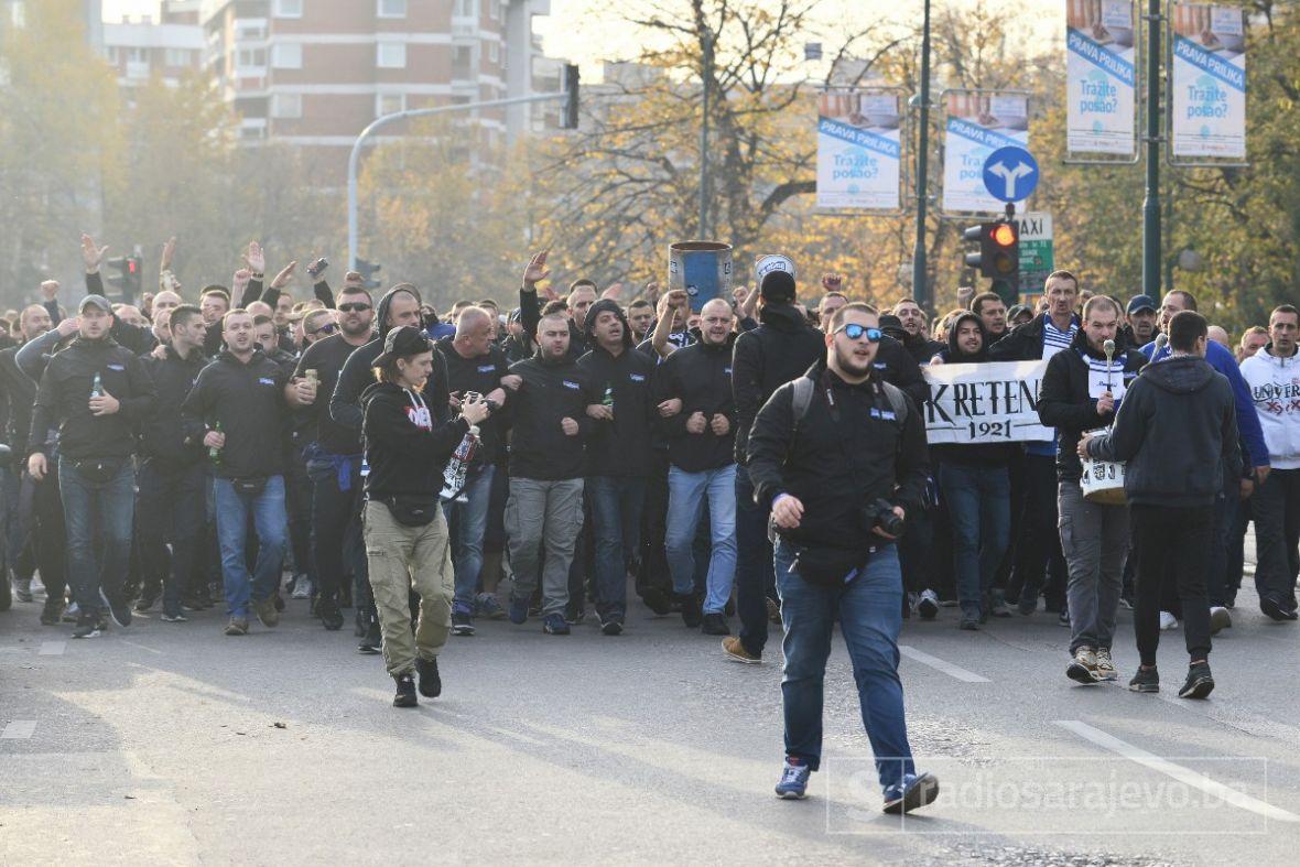 PL BiH /Manijaci u korteu krenuli prema Koševu: Plavi se nadaju ...