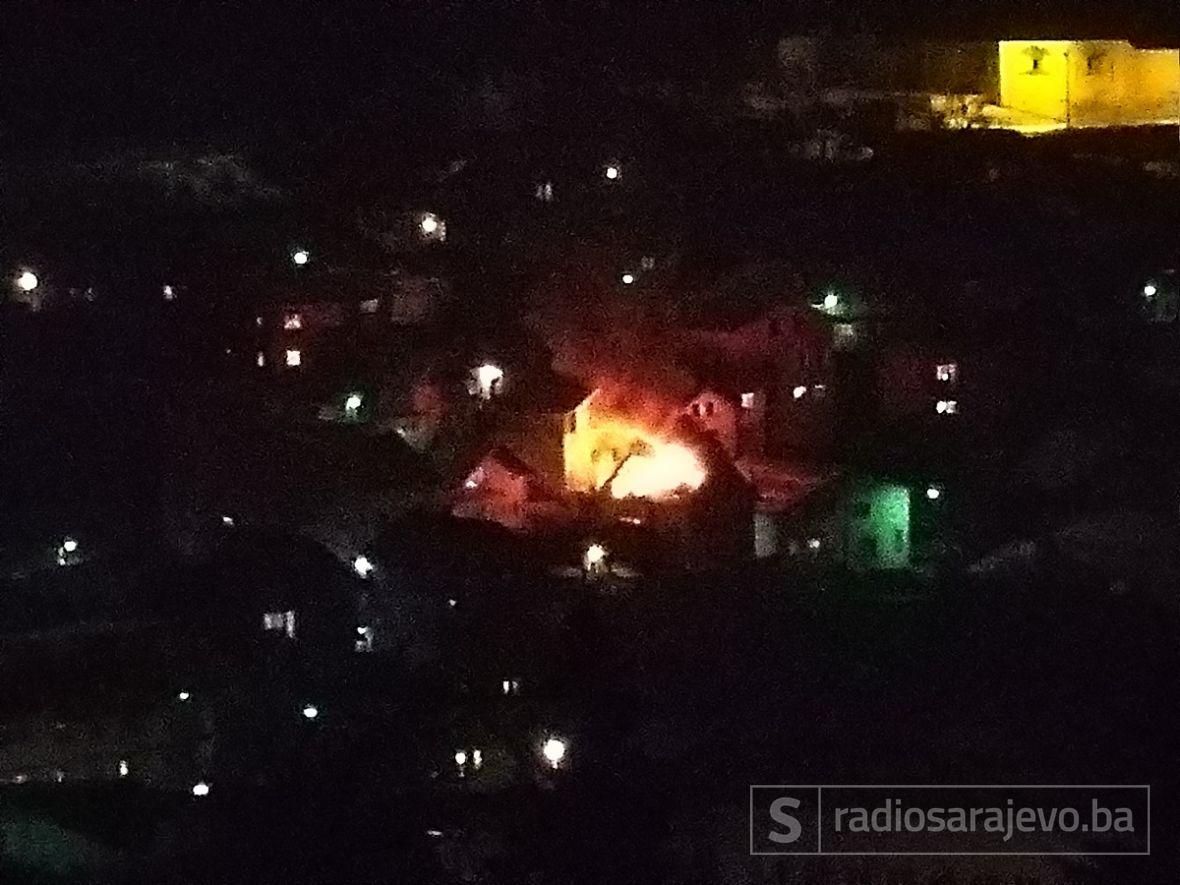 KS /Požar u Sarajevu: Gori kuća na Vratniku, tri ekipe vatrogasaca na terenu / Radio Sarajevo