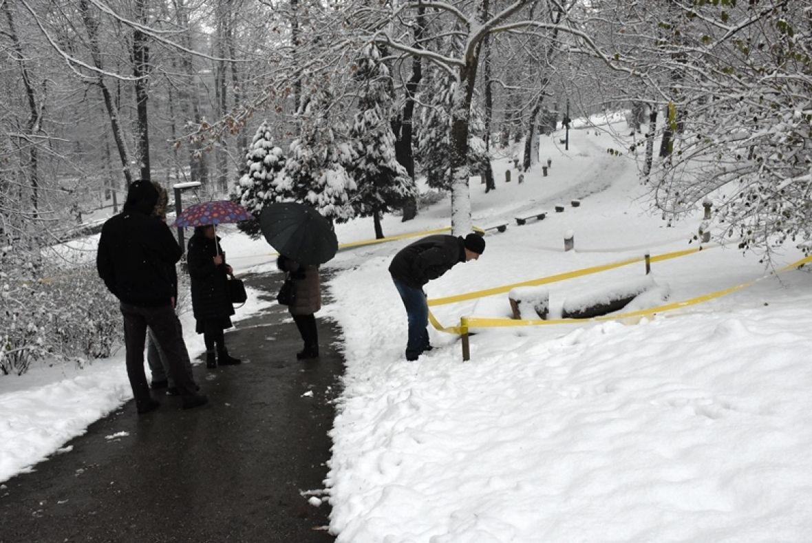 Niko ne zna šta je uzrok: U sarajevskom Velikom parku pojavila se velika rupa / Radio Sarajevo