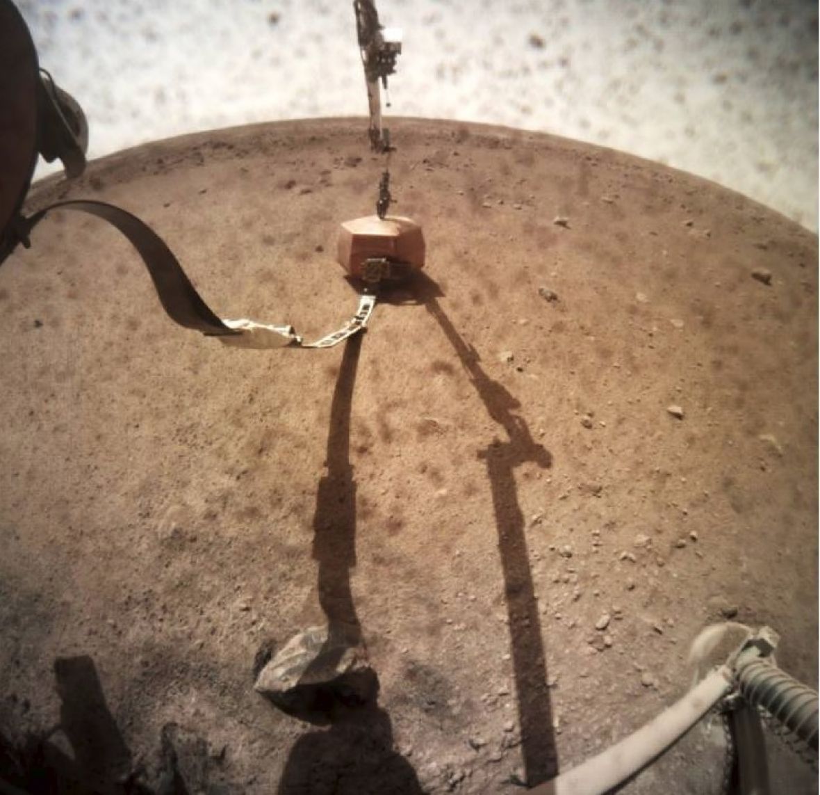 Svemir /Objavljene nove slike s Marsa: Prvi put postavljen seizmograf ...