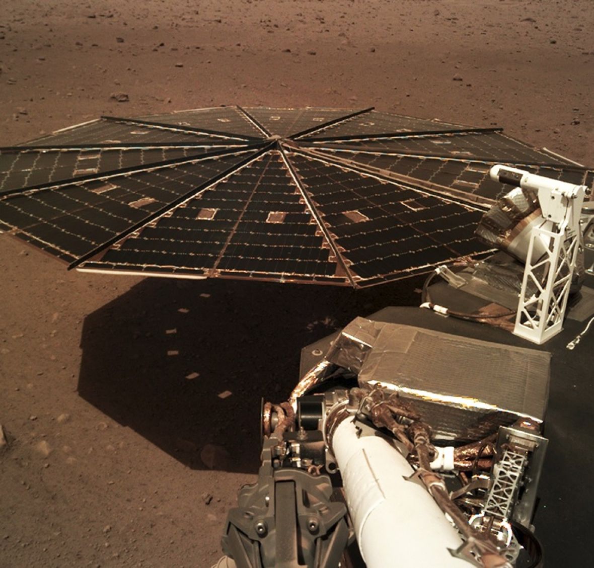 Svemir /Objavljene nove slike s Marsa: Prvi put postavljen seizmograf ...