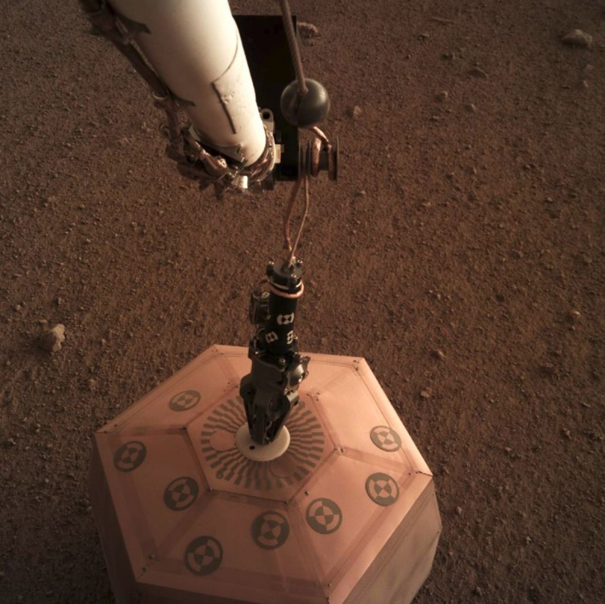 Svemir /Objavljene nove slike s Marsa: Prvi put postavljen seizmograf ...