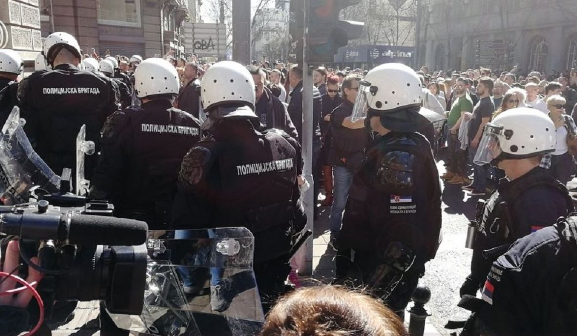 Srbija /Beograd: Sukob demonstranata i policije, bačen suzavac, Vučiću ...