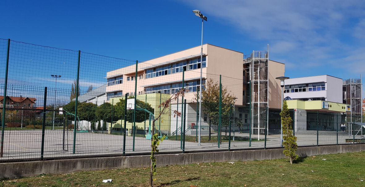 MUP KS /Dojava o bombi u Petoj gimnaziji na Dobrinji / Radio Sarajevo