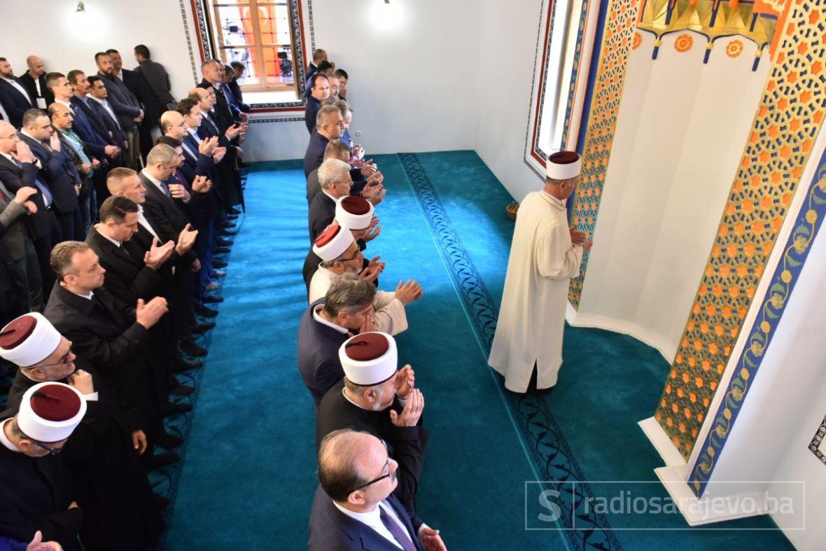 BiH /Klanjan podne namaz u obnovljenoj Aladža džamiji / Radio Sarajevo