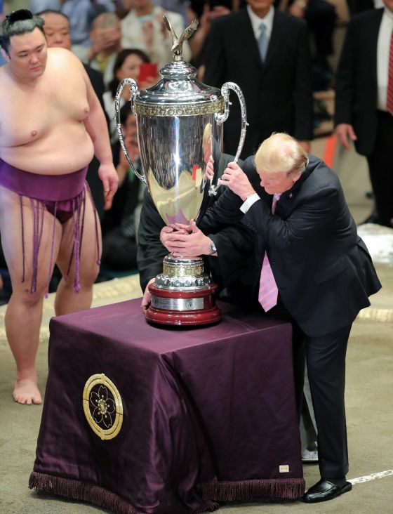 Foto /Donald i Melania Trump uživali gledajući hrvanje sumo boraca ...
