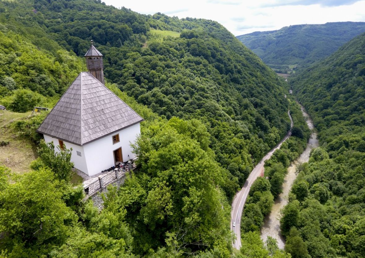 BiH /Ramazanska molitva na stijeni: Uskom šumskom stazom do Kušlata ...