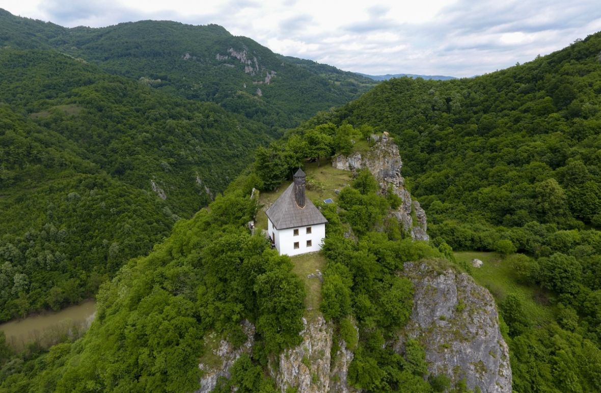 BiH /Ramazanska molitva na stijeni: Uskom šumskom stazom do Kušlata ...