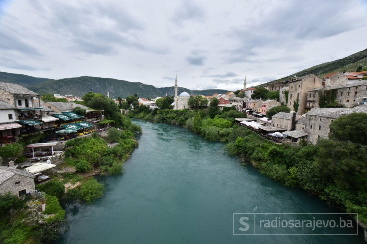 BiH /Mostar: Mirni građanski protest ispred deponije 'Uborak' / Radio ...