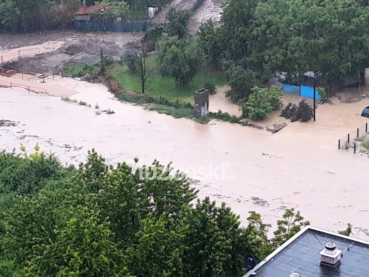 Tuzlanski kanton /Voda preplavila mostove, rijeka Jala se izlila ...