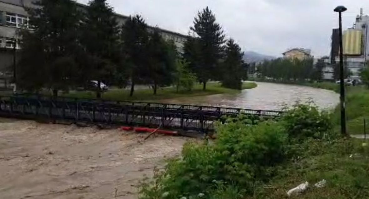 ! /Raste vodostaj rijeke Jale u Tuzli, prijeti da odnese most ispred ...