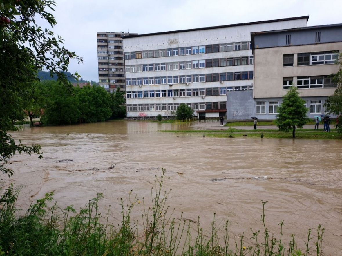 FUCZ /Veći broj rijeka širom BiH se izlio iz korita, srušen most u ...